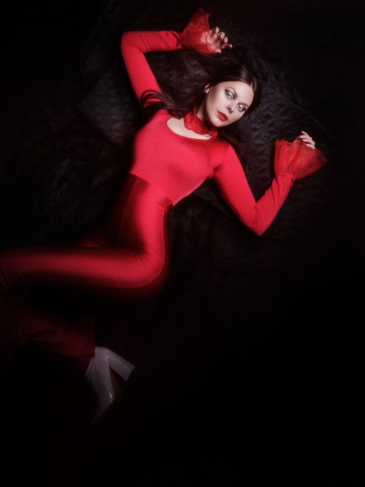 BOBBIE DAZZLE - A world of fascinating glittering and fun - Femme Metal ...