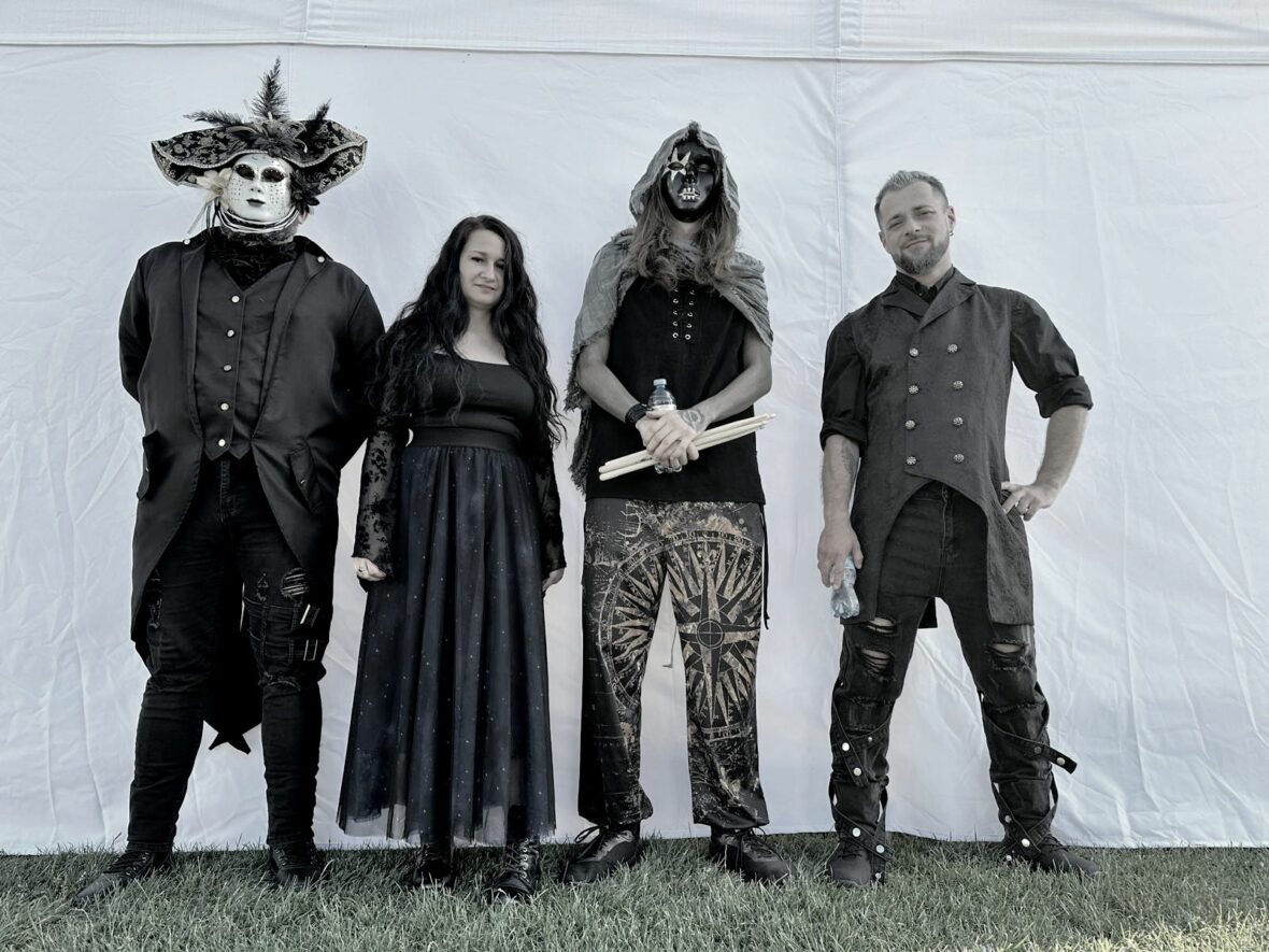 DUMB MOON - Enter this dark and welcoming world - Femme Metal Webzine